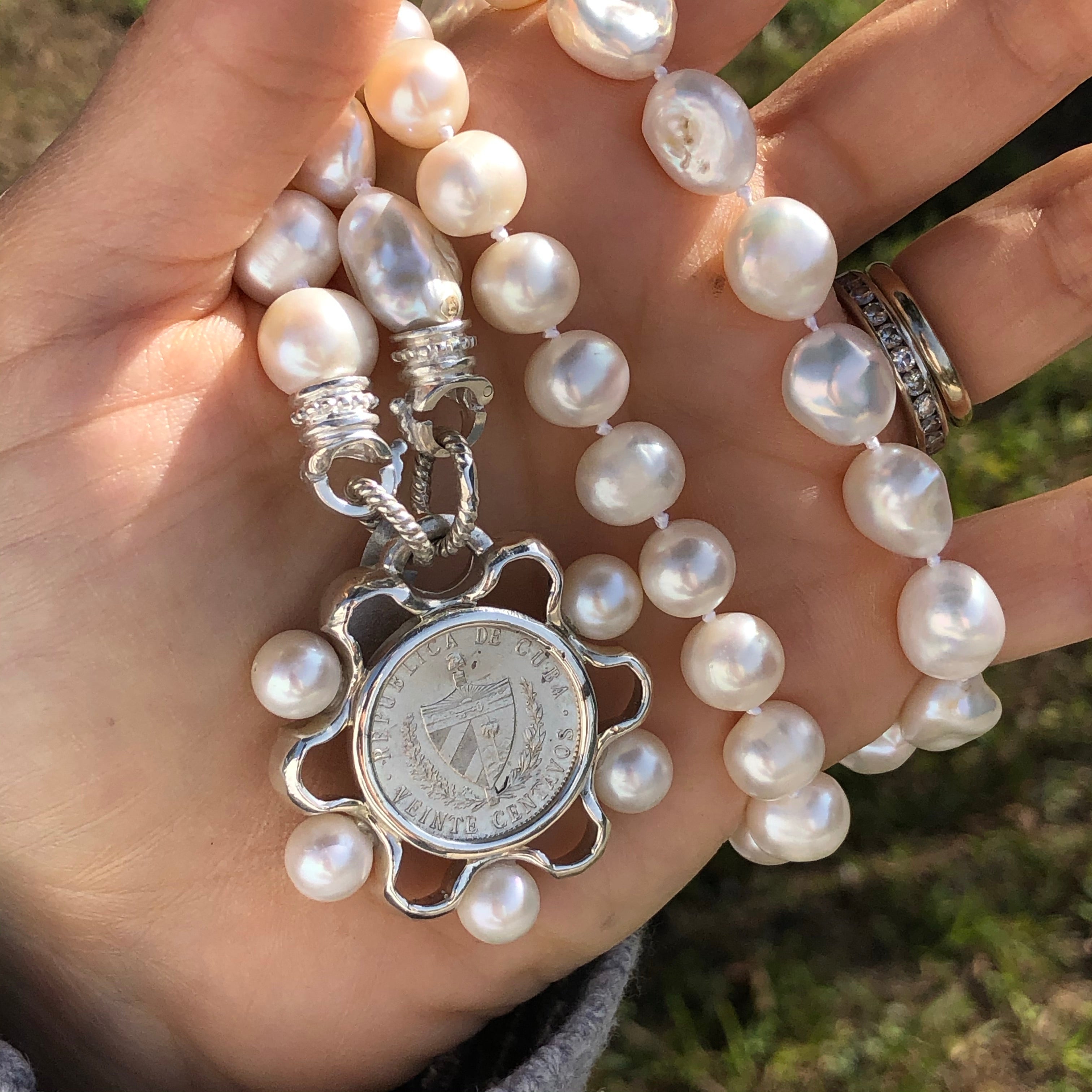Ribbons Cuban Crest Pendant – Santayana